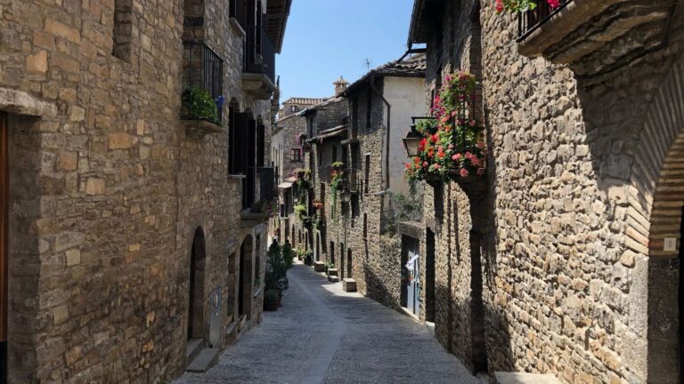 Descubre los encantadores pueblos ideales para explorar en tus rutas - El Pueblo en Fiestas