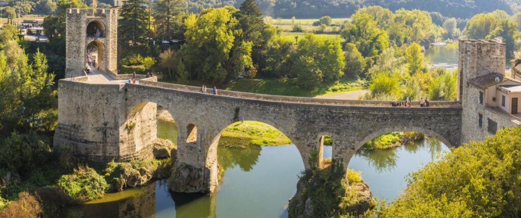 Explora los encantadores pueblos españoles para visitar durante el otoño. - El Pueblo en Fiestas
